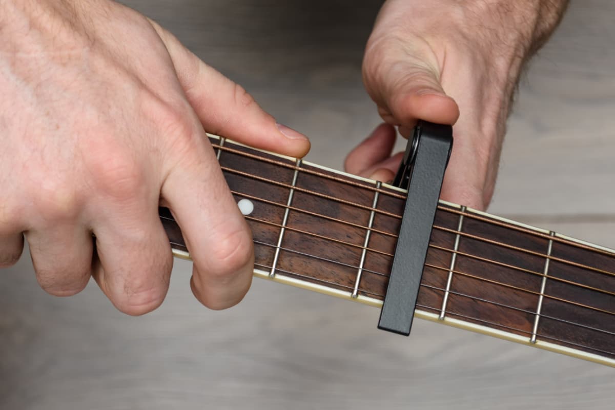 8 Pros and Cons of Using a Guitar Capo