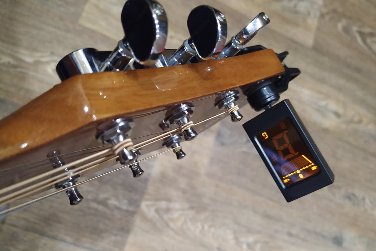 How To Tune Your Electric Guitar Without an Amp
